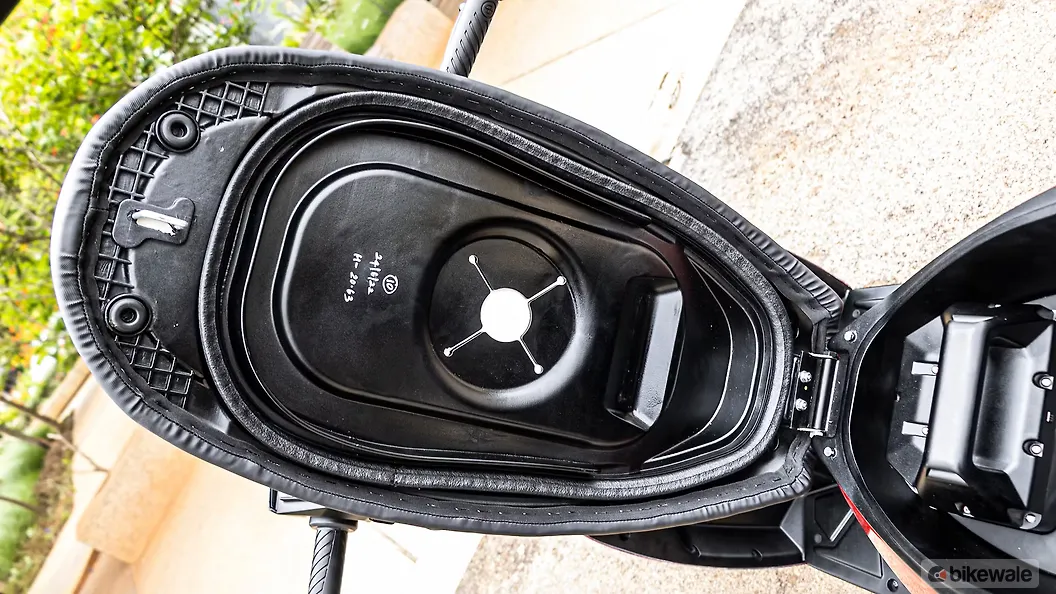 Simple Energy One Underseat Storage Image – BikeWale