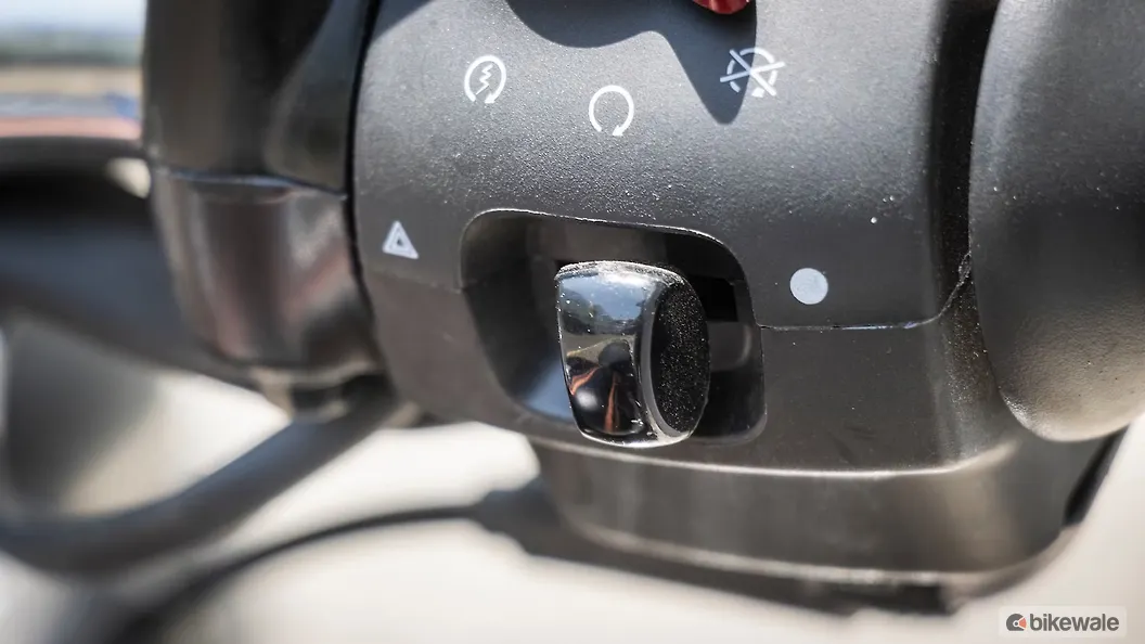 Royal Enfield Bullet 350 Hazard Warning Lights Switch Image – BikeWale