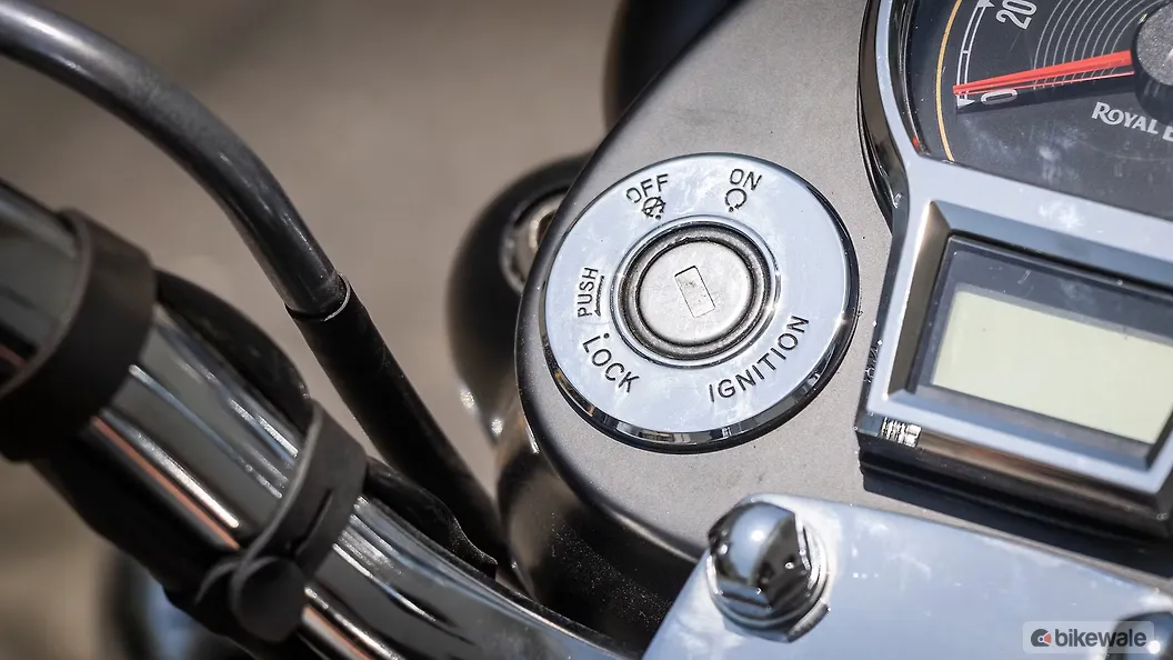Royal Enfield Bullet 350 USB Port Image – BikeWale