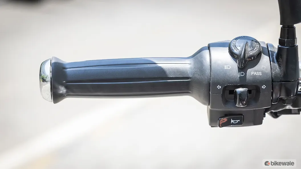 Royal Enfield Bullet 350 Left Side Handelbar Grip Image – BikeWale