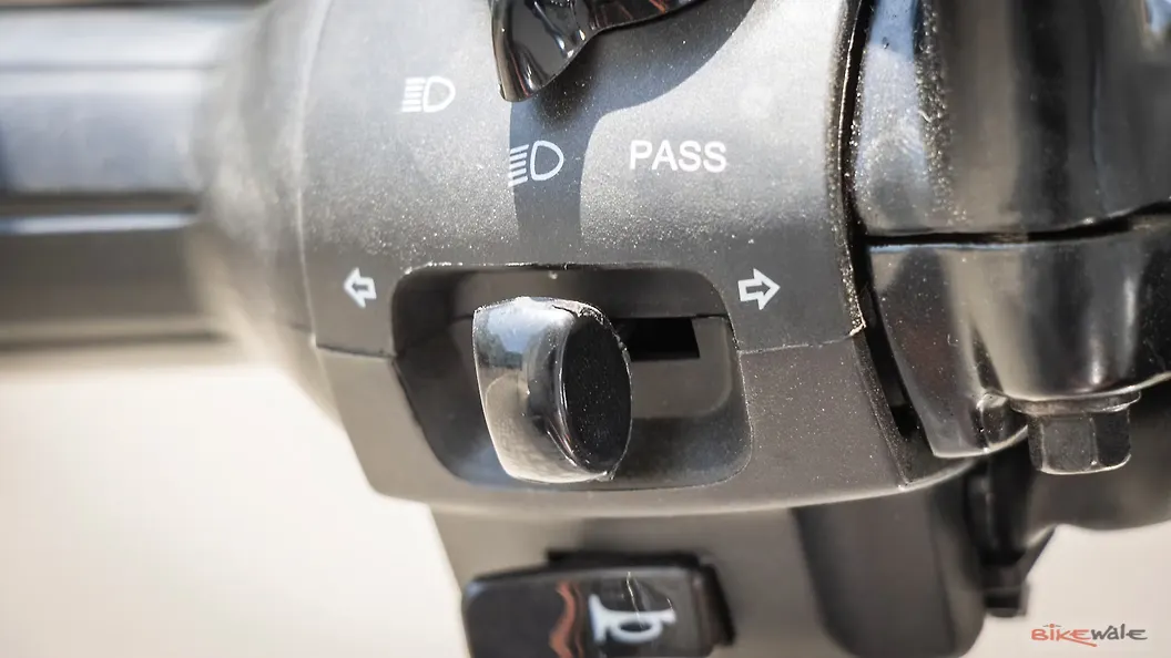 Royal Enfield Bullet 350 Turn Indicators Switch Image – BikeWale