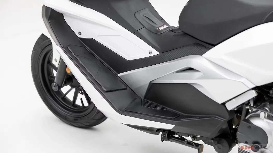 Keeway Vieste 300 Front Turn Indicators Image – BikeWale