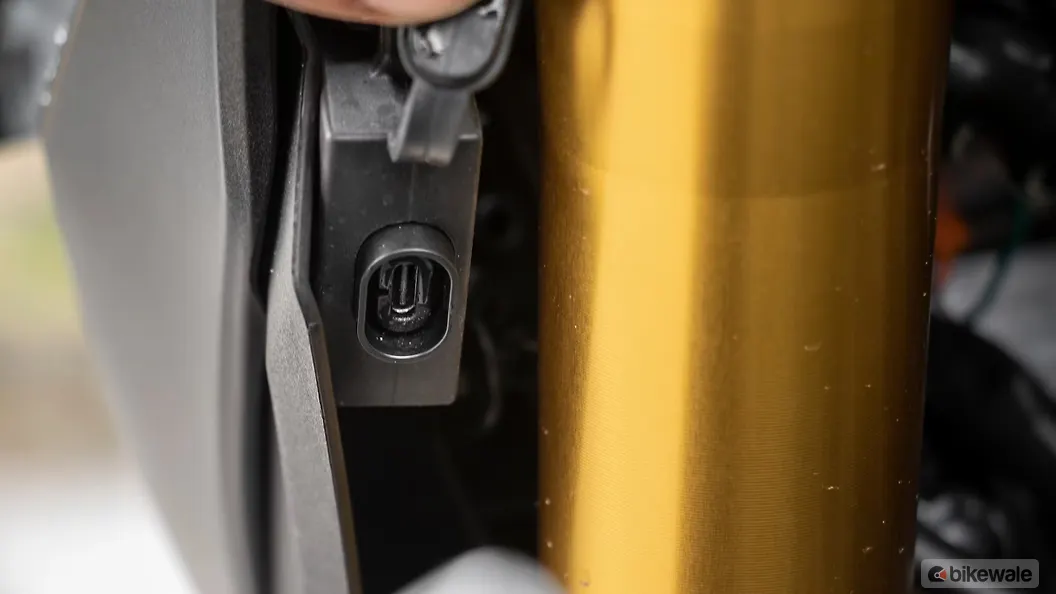 Honda CB300F USB Charging Port Image – BikeWale