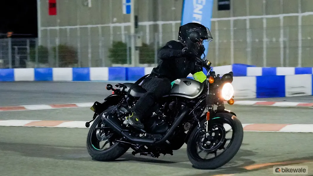 Royal Enfield Hunter 350 [2024] Right Side View Image – BikeWale