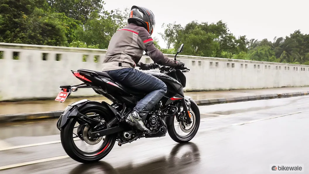 Bajaj Pulsar N160 Right Side View Image – BikeWale