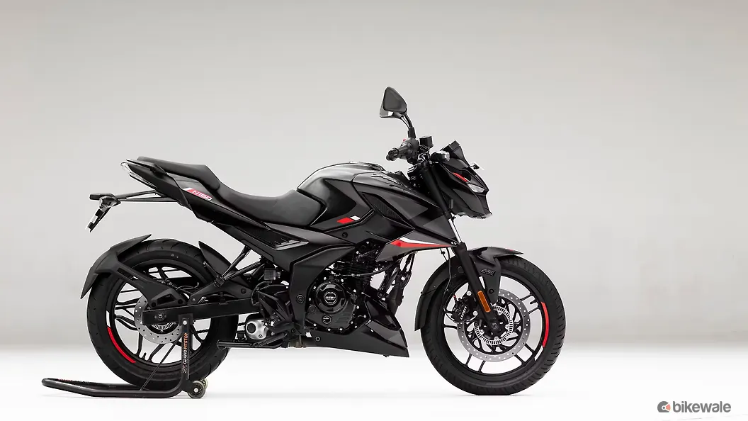 Bajaj Pulsar N160 Right Front Three Quarter Image – BikeWale