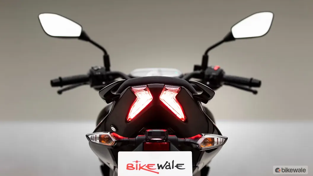 Bajaj Pulsar N160 Right Side View Image – BikeWale