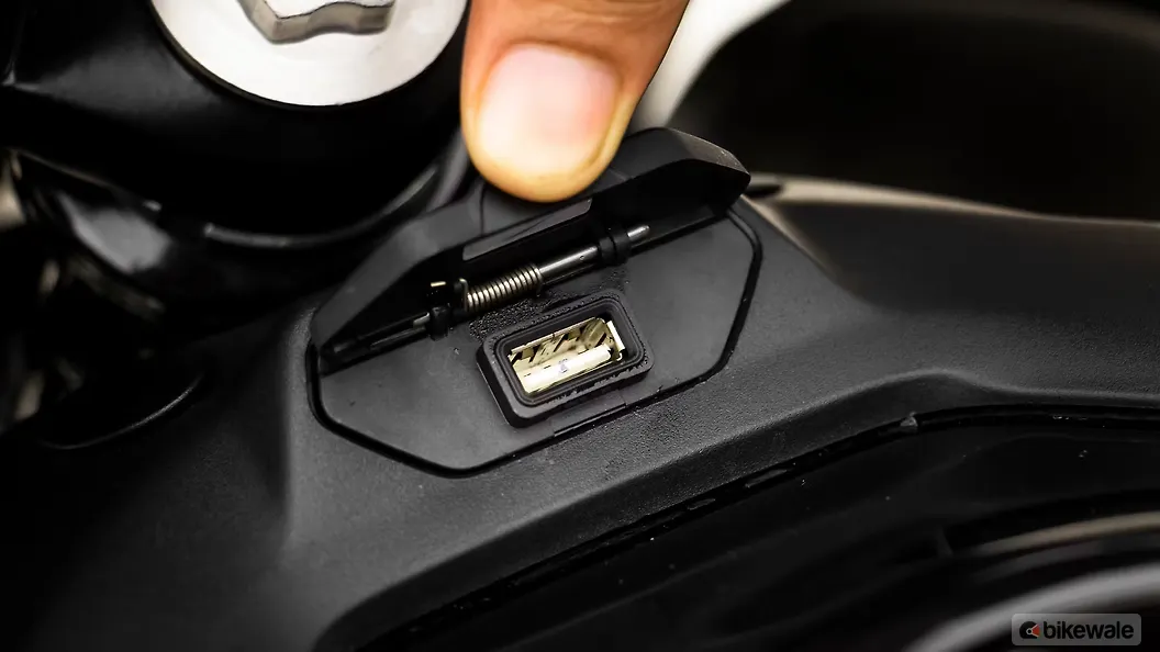 Bajaj Pulsar N160 USB Charging Port Image – BikeWale