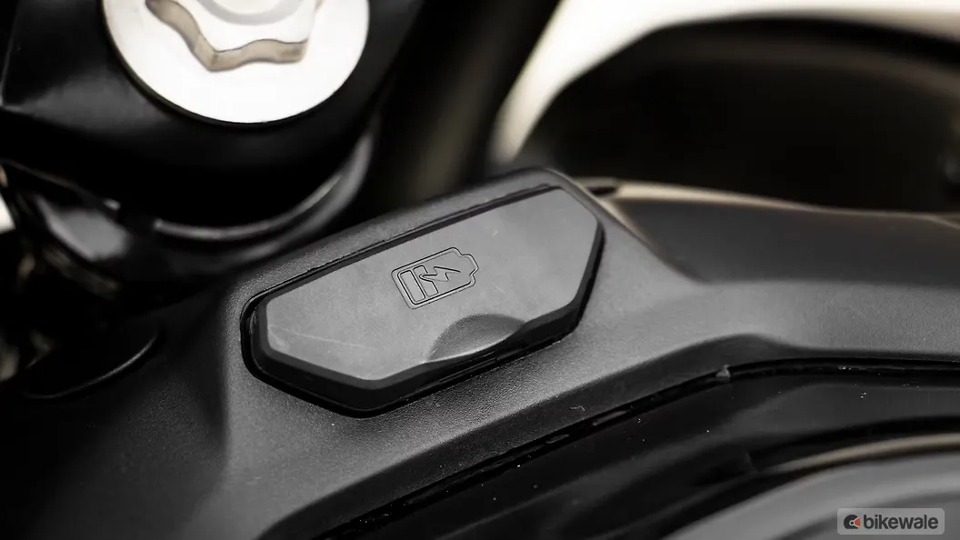 Bajaj Pulsar N160 USB Charging Port Image – BikeWale