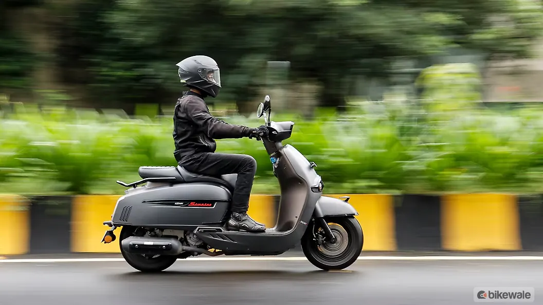 Keeway Sixties 300i Right Side View Image – BikeWale