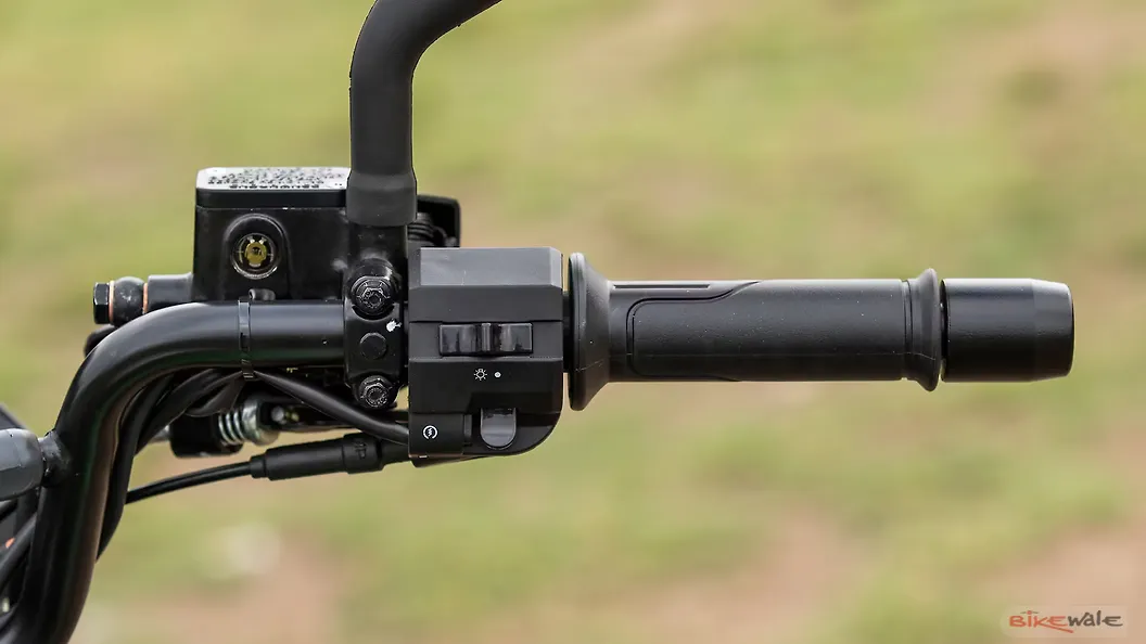 Bajaj CT 125X Right Side Handelbar Throttle Grip Image – BikeWale