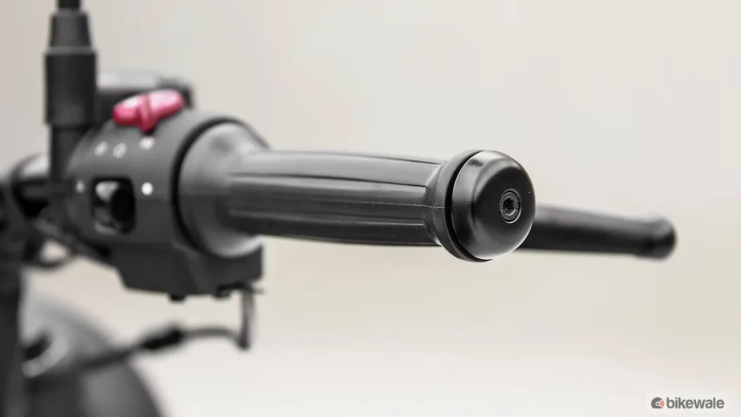 Royal Enfield Hunter 350 [2024] Right Side Throttle Grip Image – BikeWale