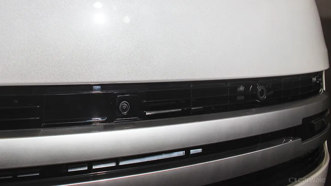 Range Rover Front View Image, Range Rover Photos in India - CarWale