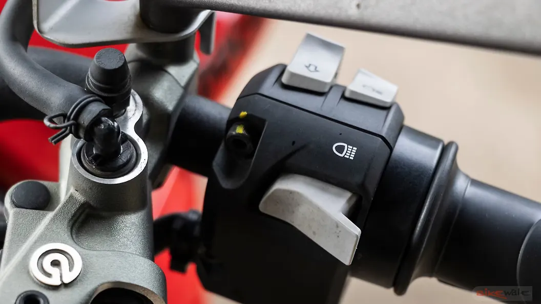 Ducati Streetfighter V2 Turn Indicators Switch Image – BikeWale