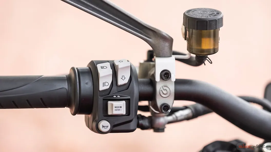 Ducati Streetfighter V2 Turn Indicators Switch Image – BikeWale