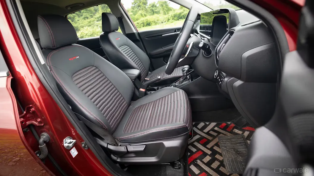 Sonet Front Row Seats Image, Sonet Photos in India - CarWale