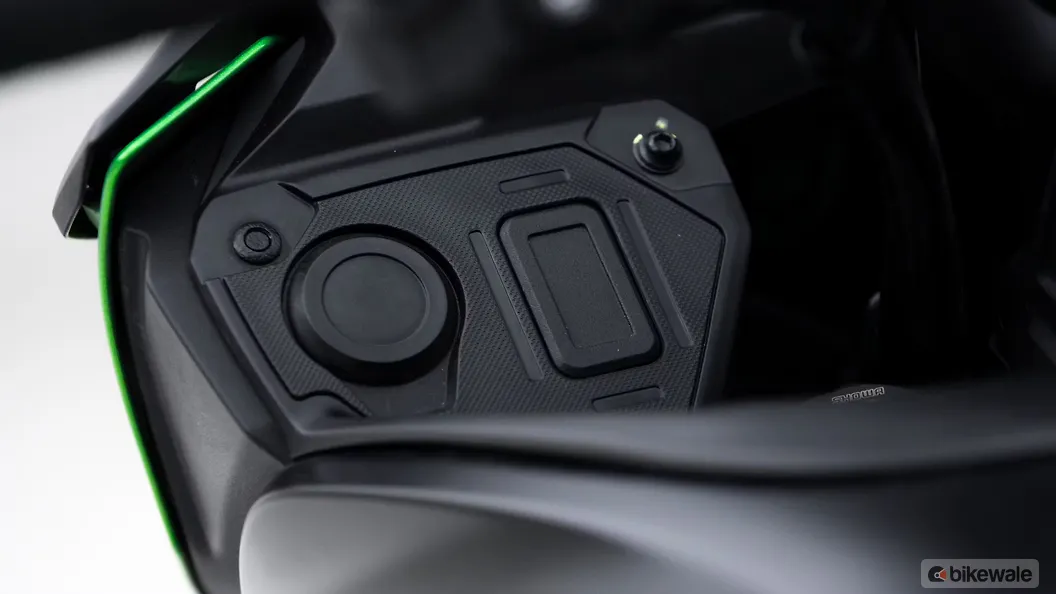 Kawasaki Versys 650 [2023-2024] Front Turn Indicators Image – BikeWale