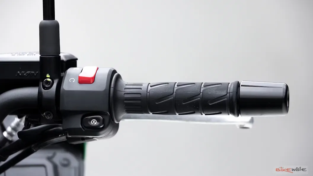 Kawasaki Versys 650 Right Side Handelbar Throttle Grip Image – BikeWale