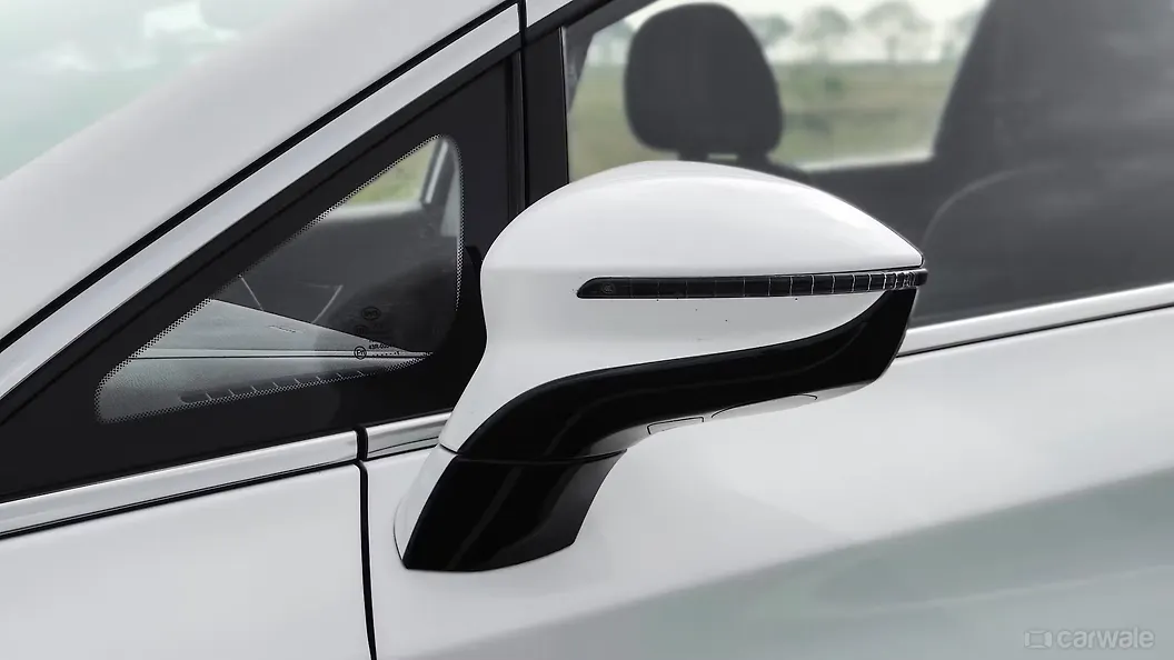 e6 ORVM Blinker Image, e6 Photos in India - CarWale