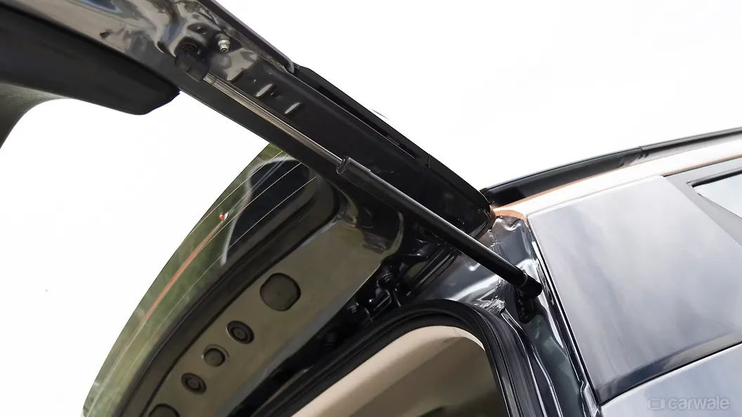 XUV400 Boot Release Lever/Fuel Lid Release Lever Image, XUV400 Photos ...