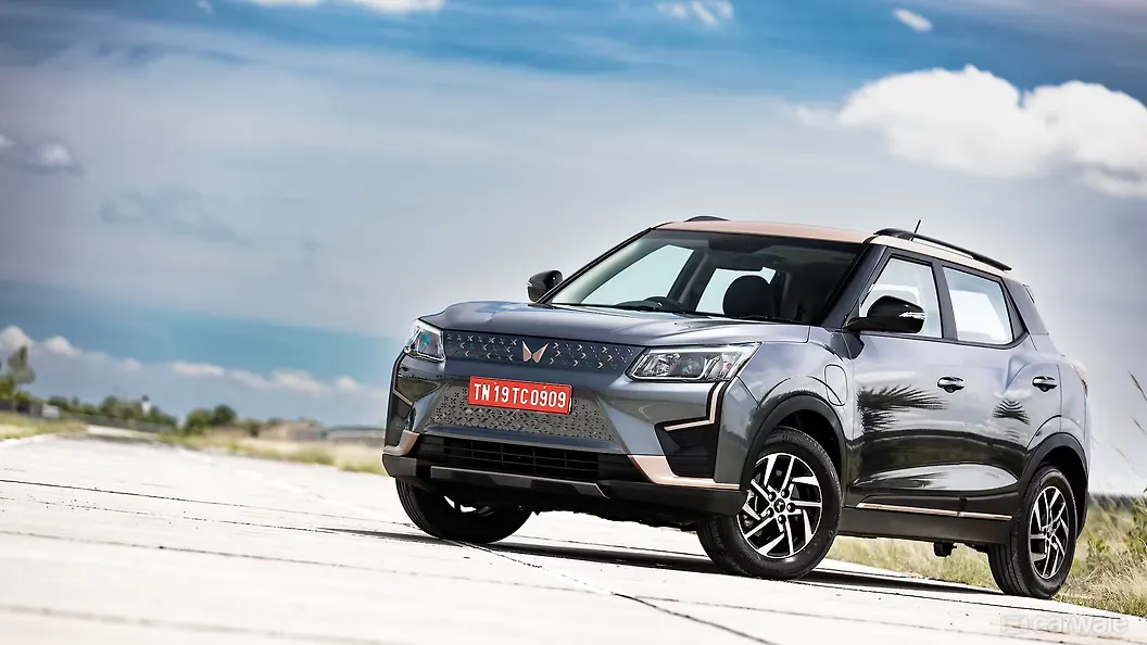 XUV400 Left Front Three Quarter Image, XUV400 Photos in India - CarWale