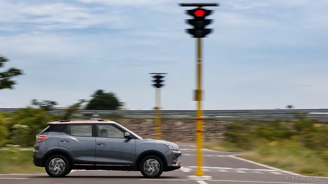 XUV400 Right Side View Image, XUV400 Photos in India - CarWale