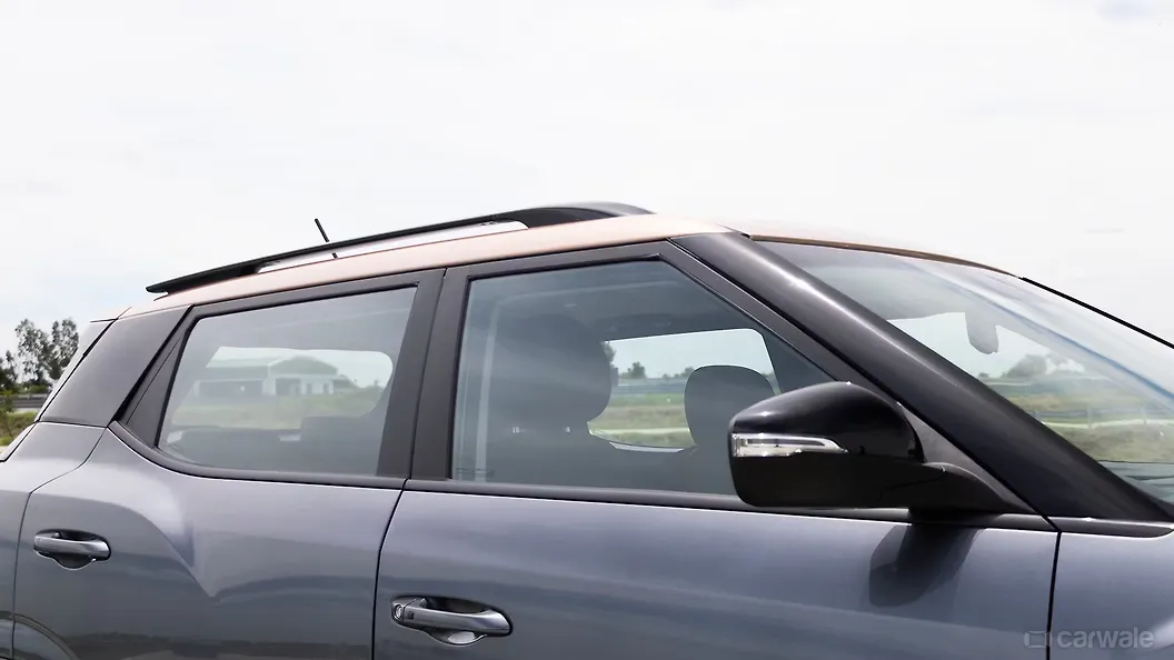 XUV400 Roof Mounted Controls/Sunroof & Cabin Light Controls Image ...