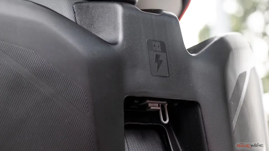 Hero Xoom USB Charging Port Image – BikeWale