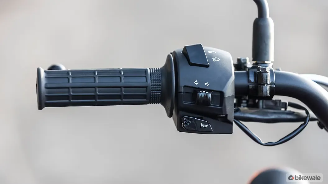 Kawasaki W175 Left Side Handlebar Grip Image – BikeWale