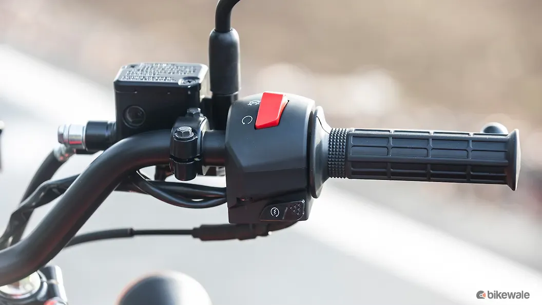 Kawasaki W175 Right Side Handelbar Throttle Grip Image – BikeWale