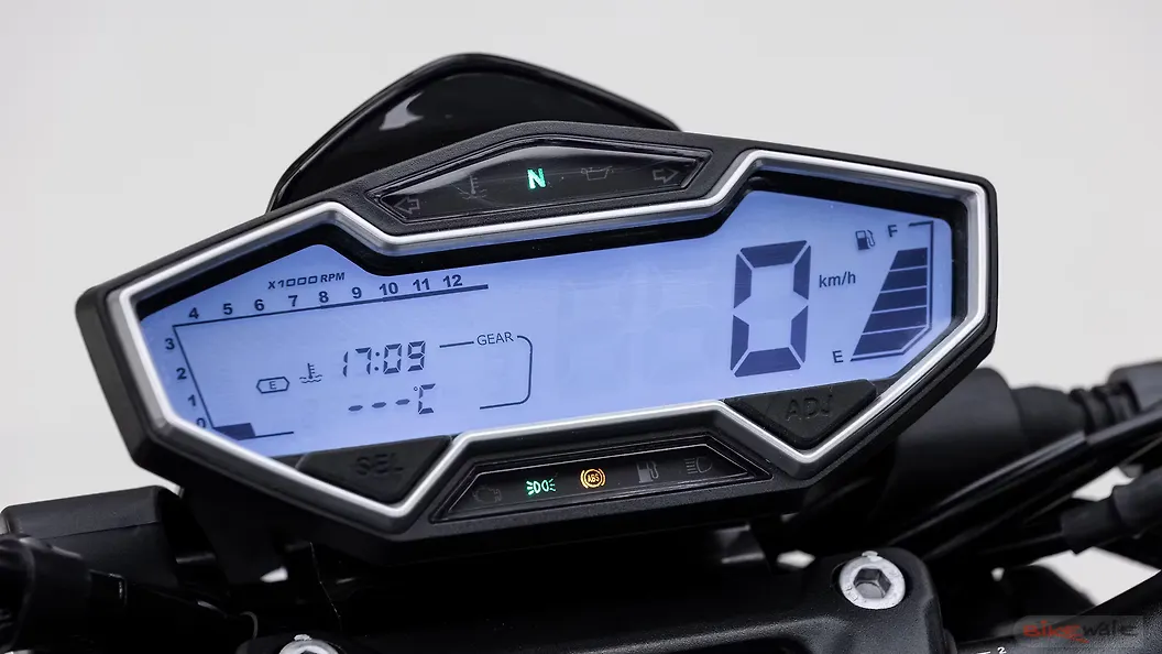 Keeway K300 N Right Side Handelbar Throttle Grip Image – BikeWale