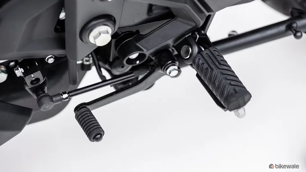 Keeway K300 N Gear Shift Lever Image – BikeWale