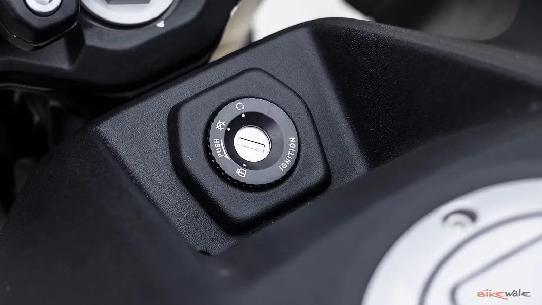 Keeway K300 N Left Side Handelbar Grip Image – BikeWale