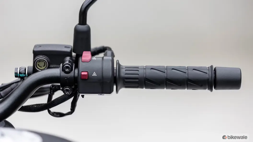 Keeway K300 N Right Side Handelbar Throttle Grip Image – BikeWale
