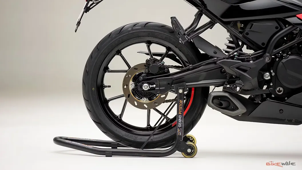 Keeway K300 R Fuel Tank Image – BikeWale