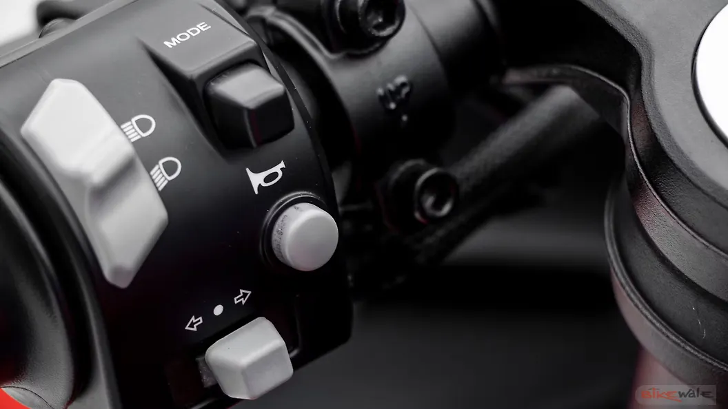 Keeway K300 R Steering Lock Image – BikeWale