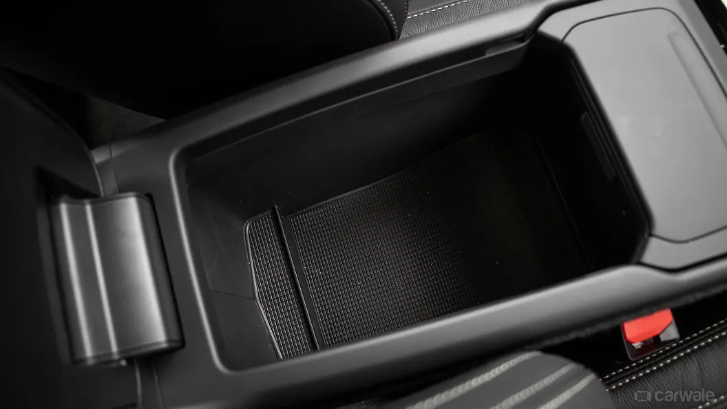 XC40 Front Centre Arm Rest Storage Image, XC40 Photos in India - CarWale