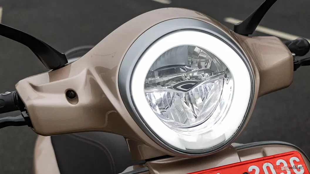 Bajaj Chetak Tail Light Image – BikeWale