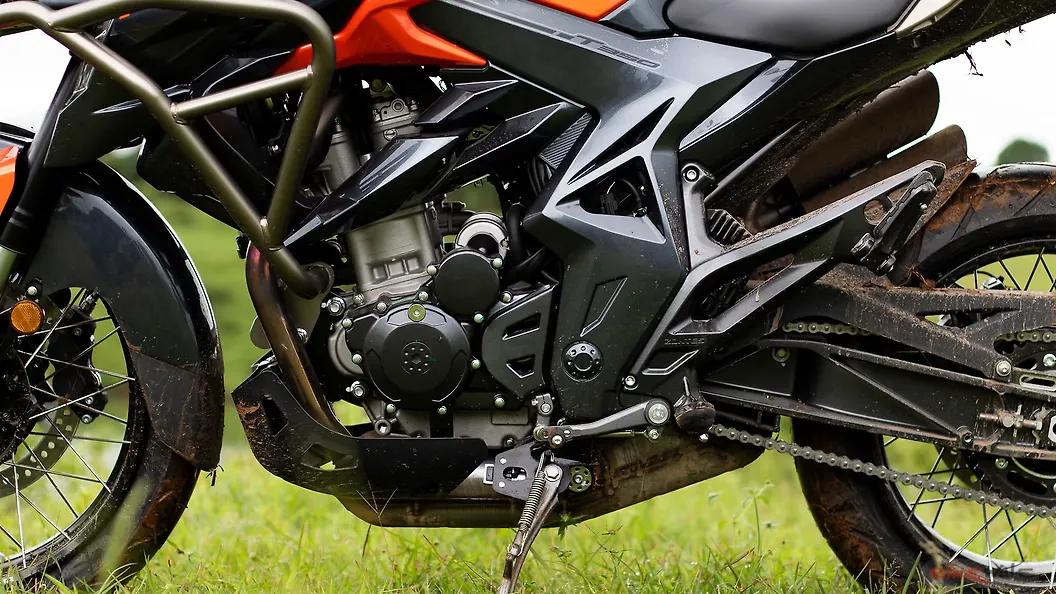 Zontes 350T Engine From Right Image – BikeWale
