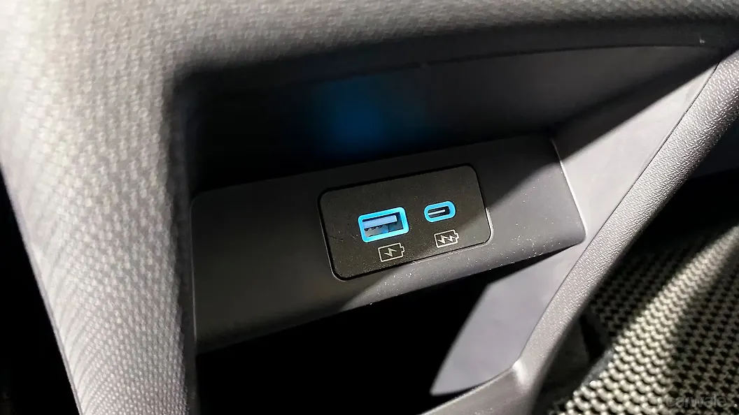 Atto 3 USB Port/AUX/Power Socket/Wireless Charging Image, Atto 3 Photos in India - CarWale