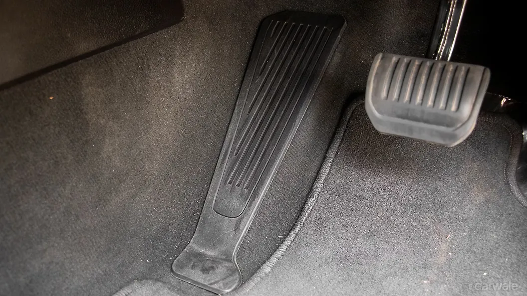 Grand Cherokee Dead Pedal Image, Grand Cherokee Photos in India - CarWale