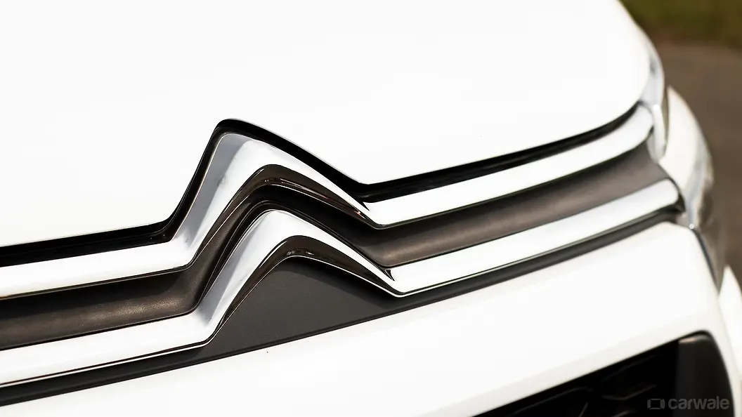 eC3 Front Logo Image, eC3 Photos in India - CarWale