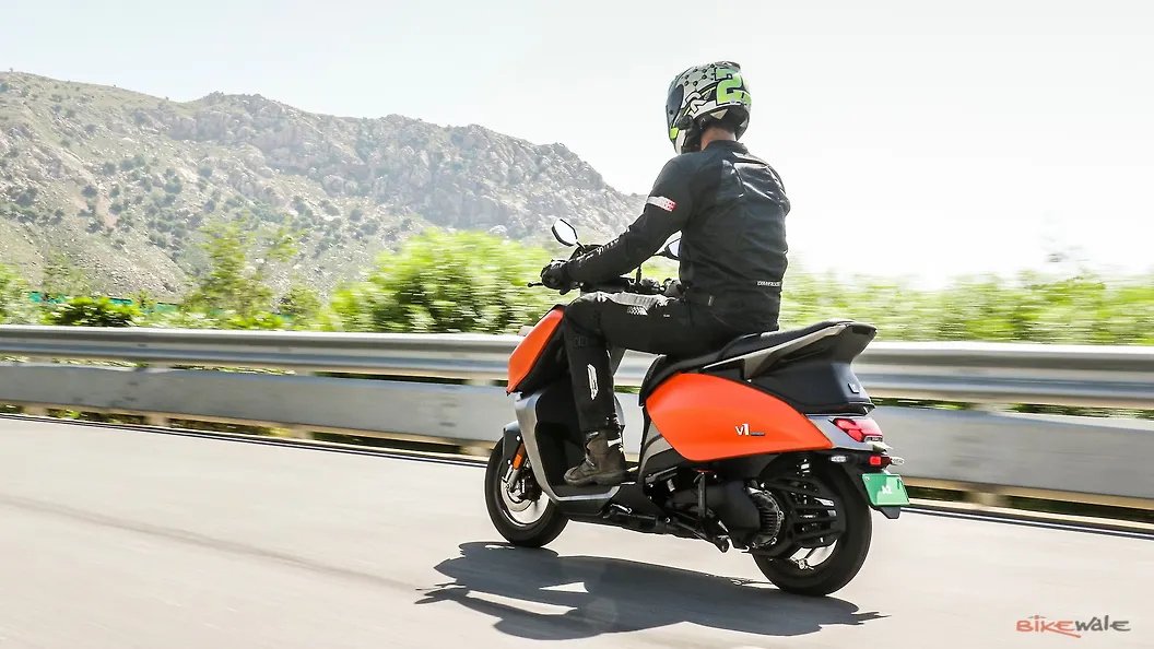 Vida V1 Pro Right Side View Image – BikeWale