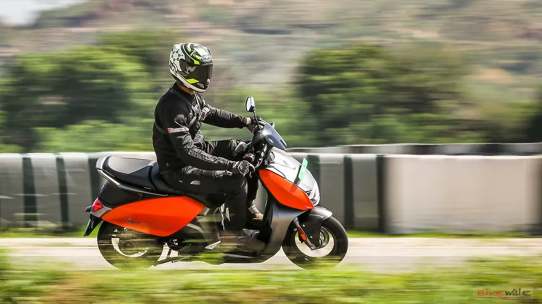 Vida V1 Pro Right Side View Image – BikeWale