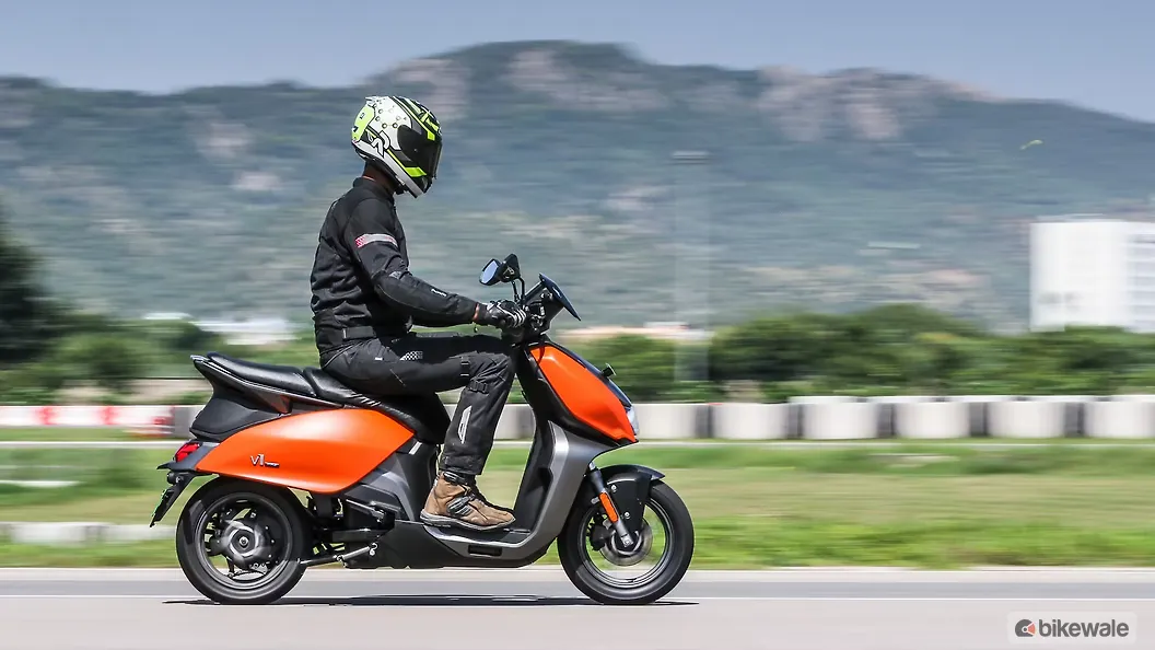 VIDA V1 Right Front Three Quarter Image – BikeWale