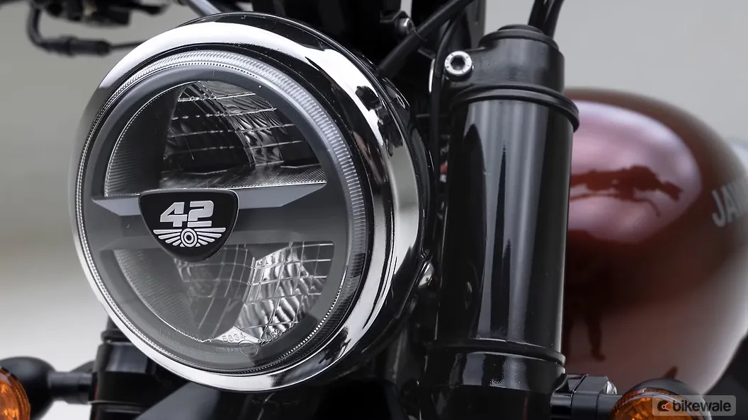 Jawa 42 Bobber Head Light Image – BikeWale