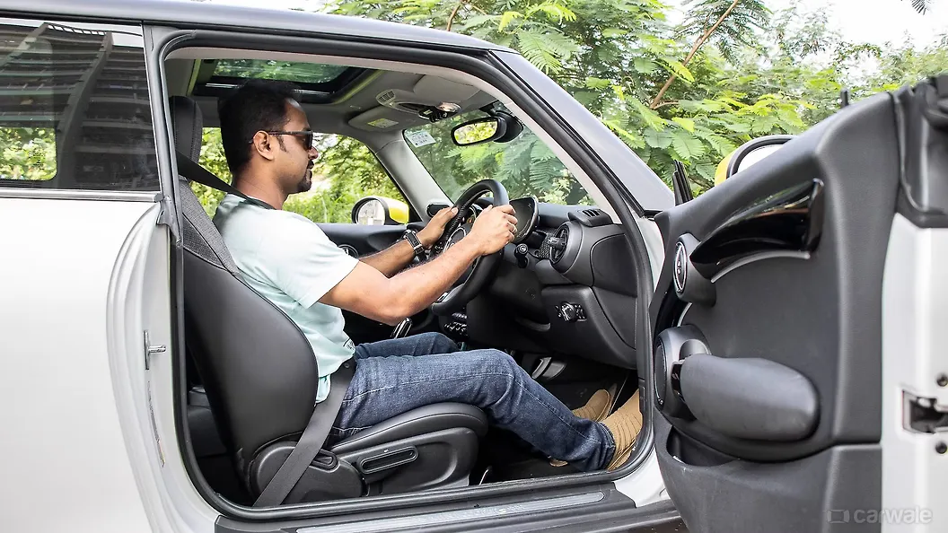 Cooper SE Front Row Seats Image, Cooper SE Photos in India - CarWale