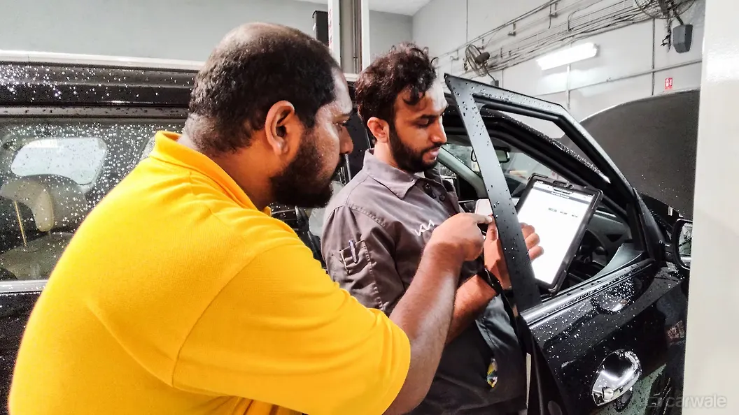 Carens Second Row Seats Image, Carens Photos in India - CarWale