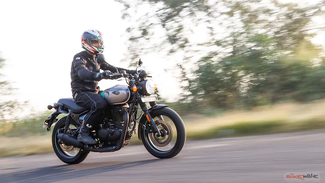 Royal Enfield Classic 350 Right Front Three Quarter Image – BikeWale