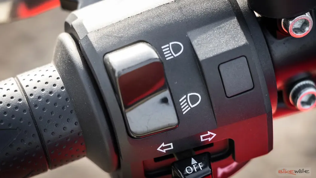 QJ Motor SRK 400 Hazard Warning Lights Switch Image – BikeWale